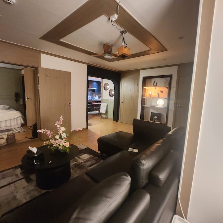 [Stay동대구]8인숙소,2주년특가, 장박할인/35평 넓은독채 1층 /동대구역/캐리어보관/ - Daegu