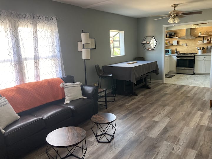 West Erie Cozy Home!minutes To Beaches & Shopping - Erie, PA