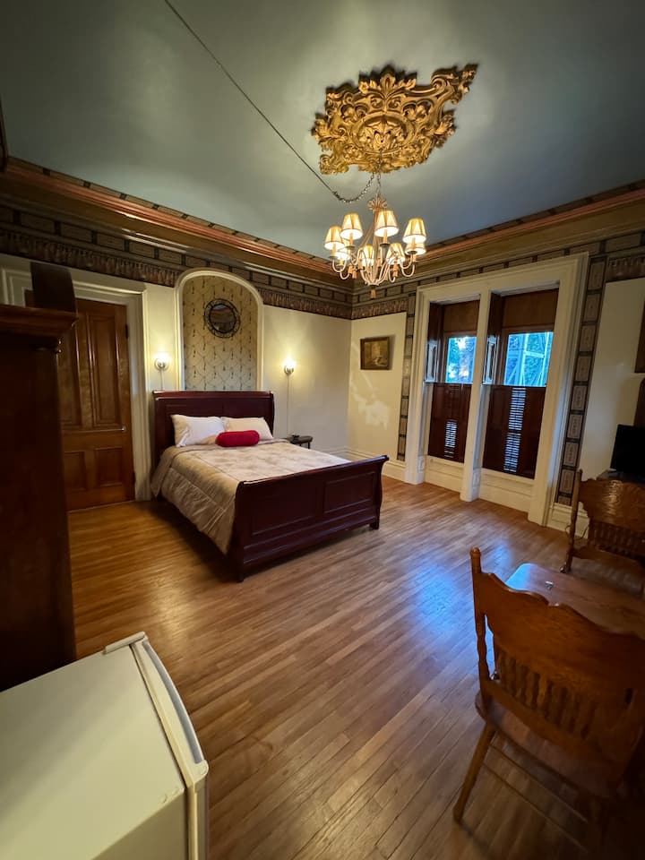 Hartwell Mansion Historic Stay - Plattsburgh, NY