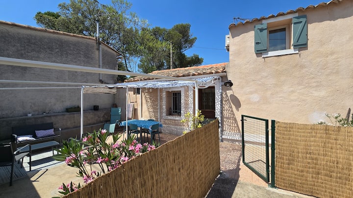 Le Mazet Des Espeisses Parking Et Exterieur - Nîmes