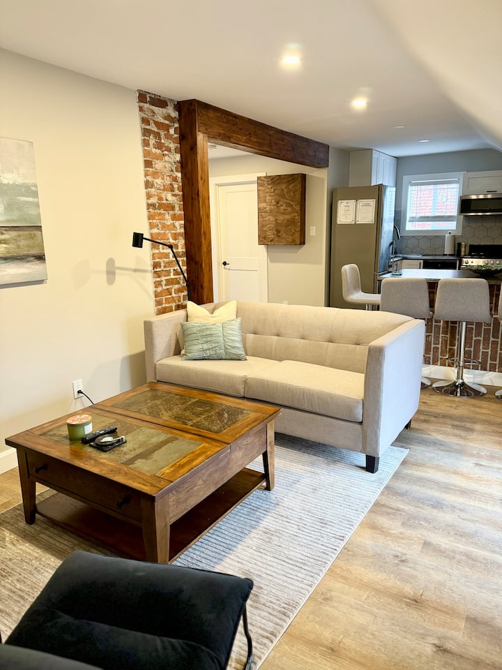 Cozy Oasis In Sarnia - 사니아