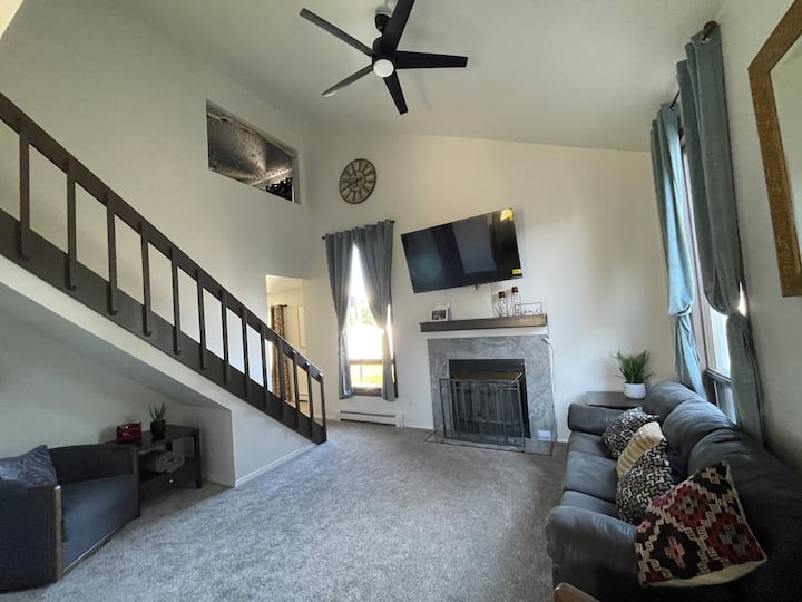 Fbks Roomy Comfortable Home Close To Fmh - Fairbanks, AK