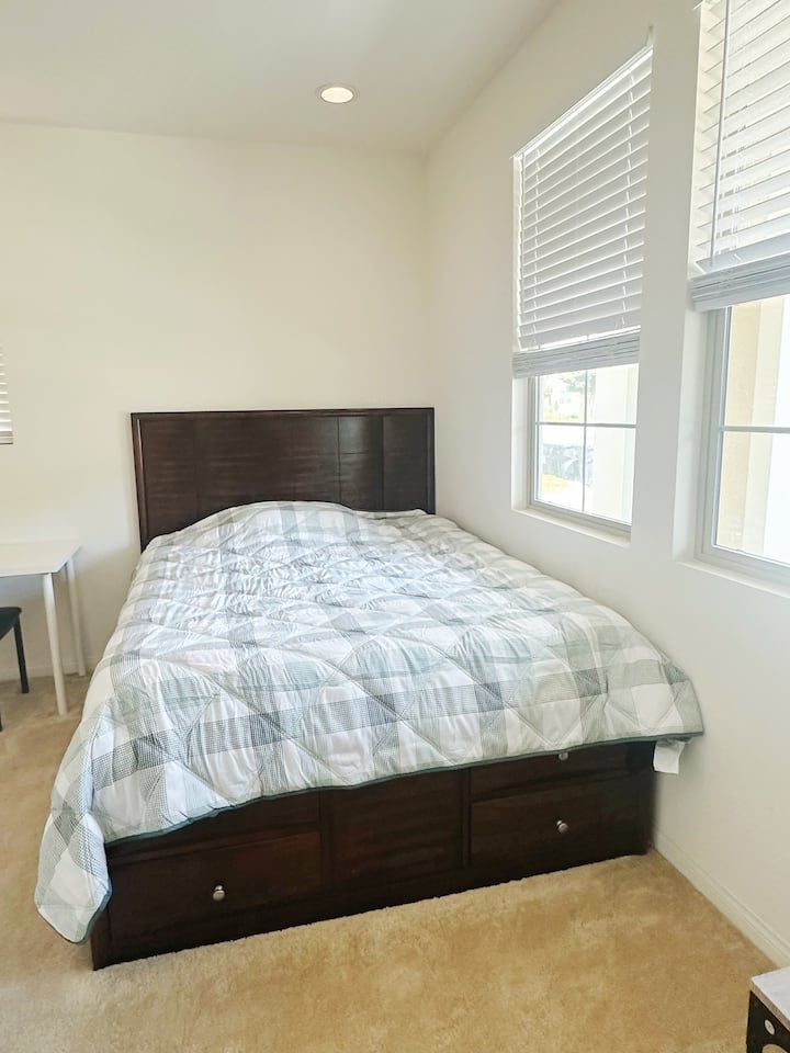 房间位于奇诺，离60、71高速很近，附近超市开车2分钟，生活非常方便 - Chino, CA