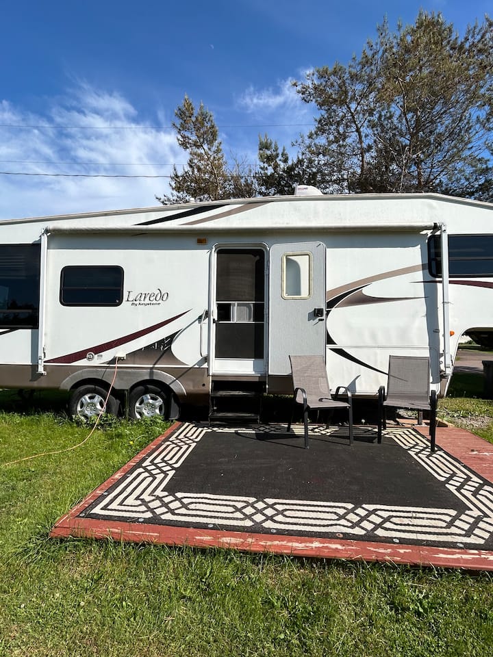 30 Foot 5th Wheel Camper - Summerside