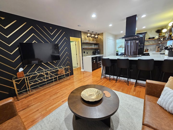 Art Deco Retreat~ 2b Home -Fast Wifi- Free Parking - Dearborn, MI