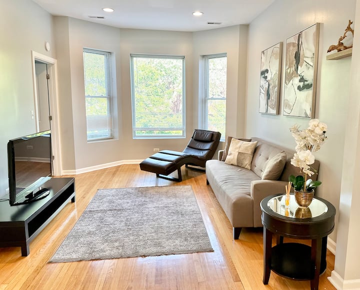 Modern East Woodlawn Apartment! - Chicago, IL