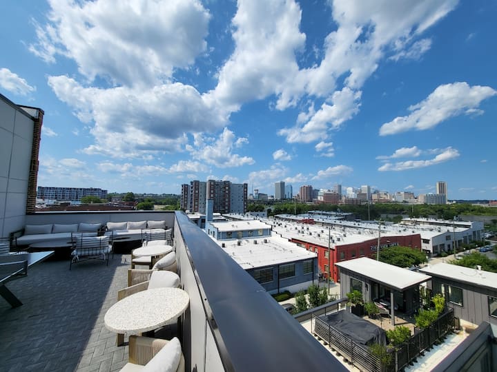 Sky Lounge Views | Cozy Retreat W/ Parking & Wifi - Richmond, VA