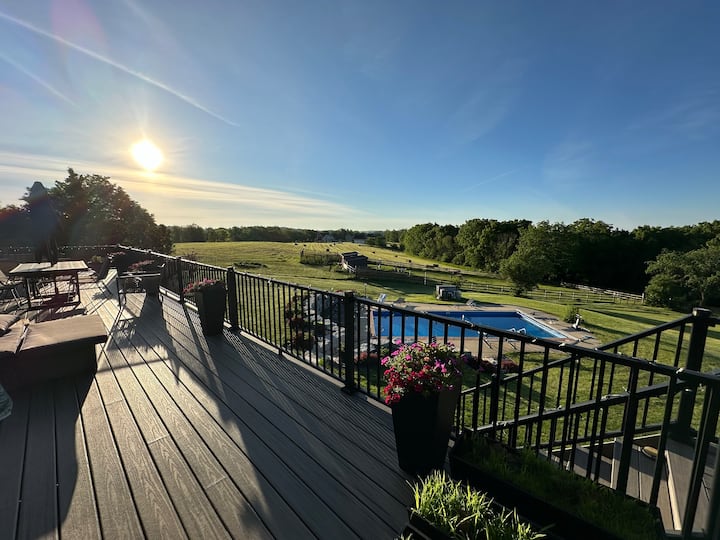 Sun Valley Estate! Pool, Hot Tub, Sauna! - New Glarus, WI
