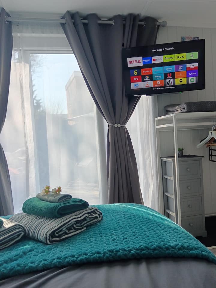 2-bedrooms Independent Guesthouse - Parking - Wifi - Derby, UK