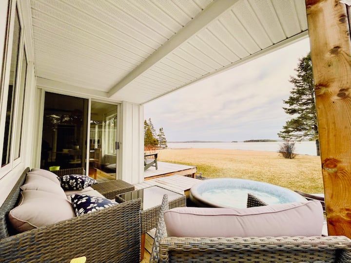 Cozy Oceanfront Getaway W/ Beach & Hot Tub! - Nova Scotia
