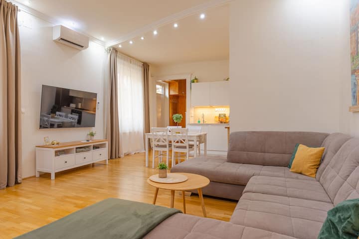 Central Budapest Oasis - Airport Transfer Offered - Budapest