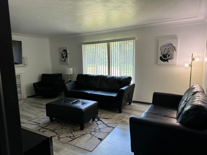 Chic 2 Bedroom Apartment/upstairs Unit - Toledo, OH