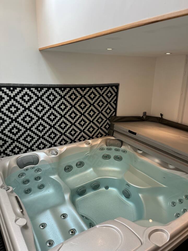 Chambre Avec Accès Jacuzzi - La Verpillière