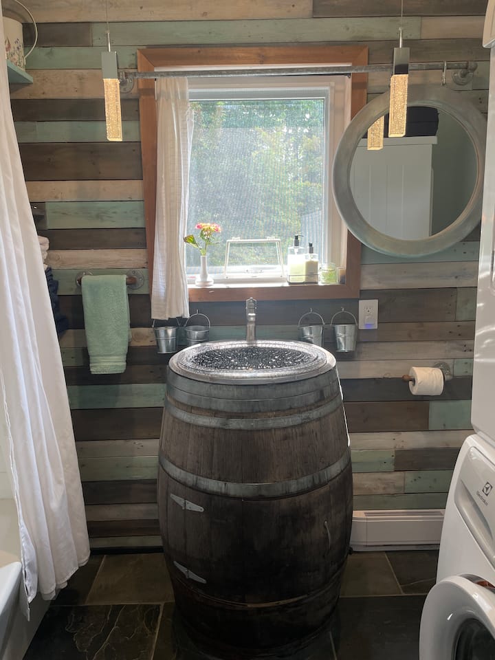 Rustic Retreat B&b - Private Fully Furnished Suite - Victoria, Canadà