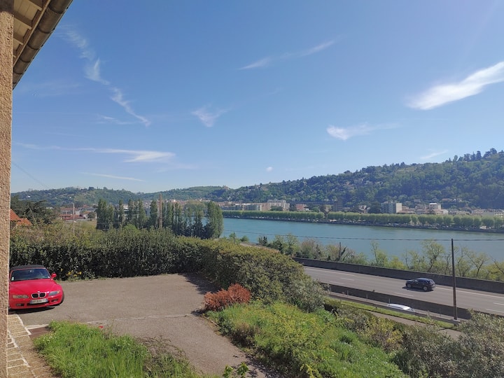 Studio Avec Petit Bois Et Accès Piscine Partagée. - Ampuis