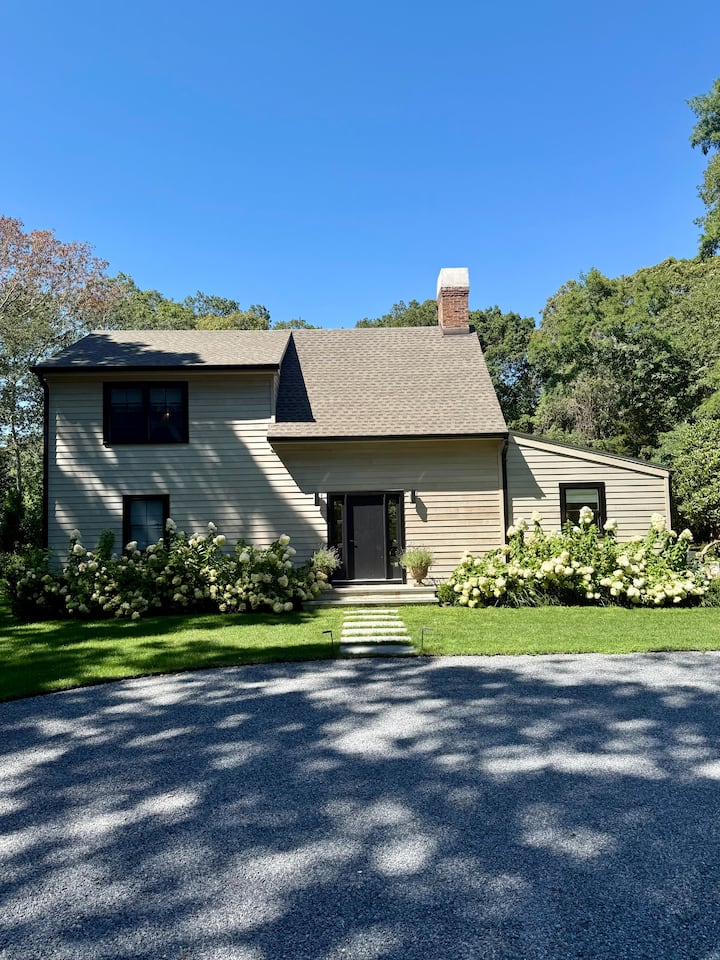 Adorable Sunny Cottage Steps To Beach On 1.2 Acres - The Hamptons