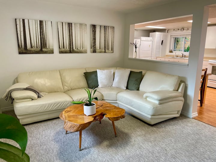 Westshore Pkwy. Large 2 Bdrm Suite + Own Yard - Langford