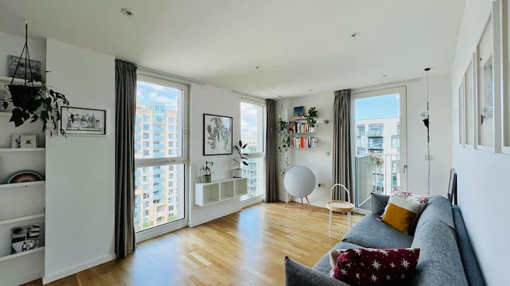 Gorgeous Top Floor 2 Bed Flat With Private Balcony - Chingford