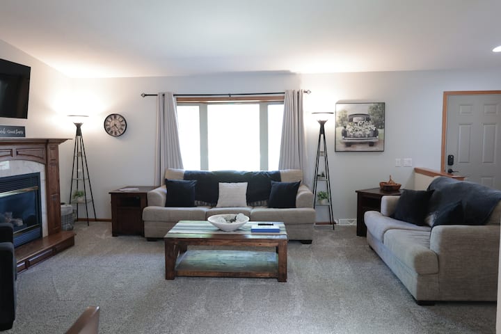 Country Escape: Large Family Home Near Sioux Falls - Palisades State Park, Garretson