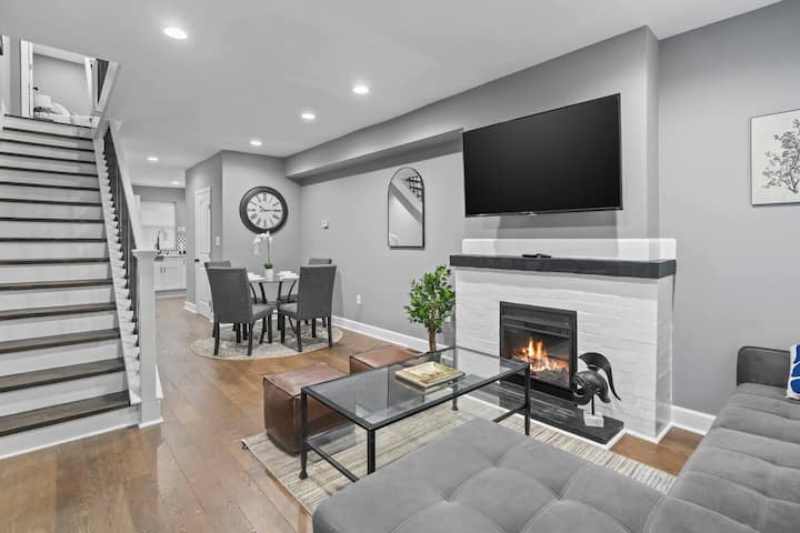 Charming Home: Parking, Sleeps 10, Wfh Space - Baltimore, MD