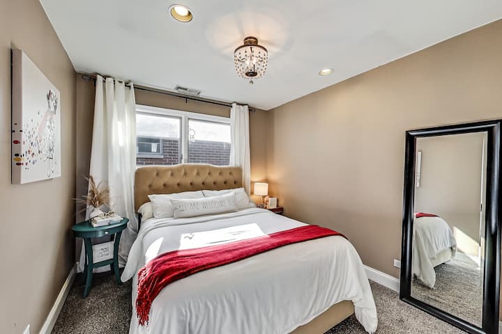 Explore Chicago: Private Room In Bridgeport Home - Chicago, IL