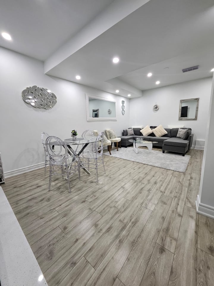 Modern Luxury Suite In Ajax Near Amenities - Ajax