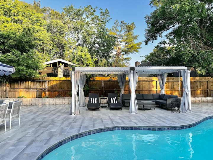 Backyard Heaven With Pool, Deck, Cabana, Firepit - 휴스턴