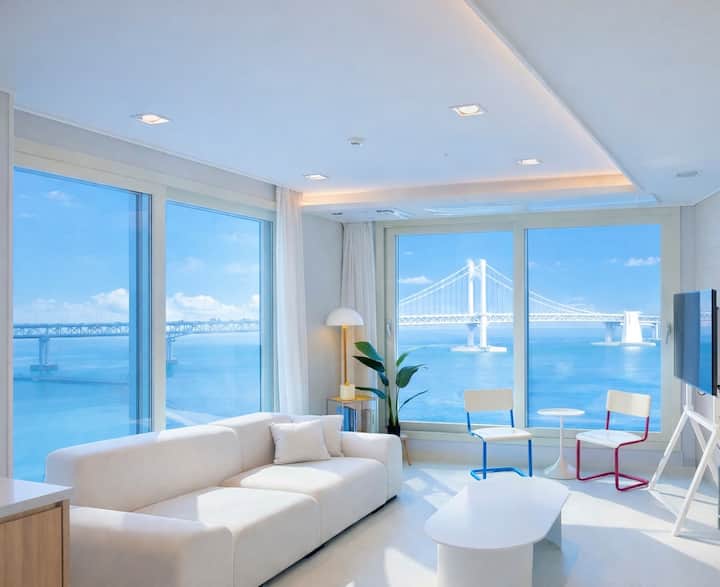 4. 합법숙소/풀오션뷰/3룸(침실2+거실)/퀸침대3개/무료주차/광안대교20평/호텔럭셔리콘도 - Busan