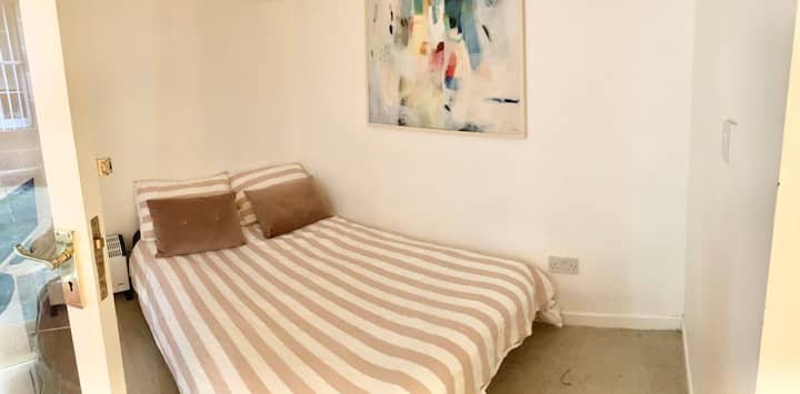 Unique Small Space! Bedroom And Bathroom - Edinburgh