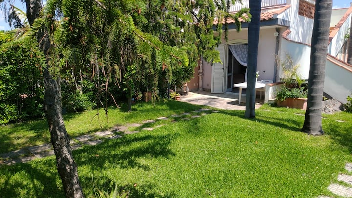 Beach Studio Flat With Garden! - Fiumefreddo di Sicilia