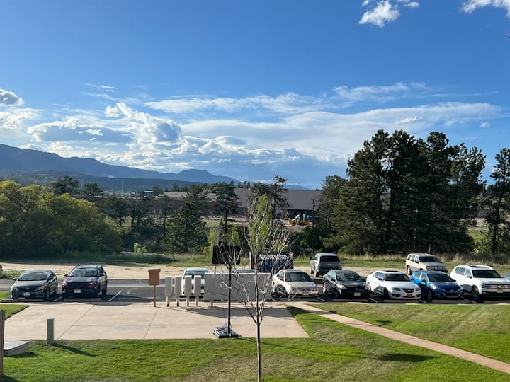 A Modern And Cozy Stay In A Perfect Location - Colorado Springs, CO