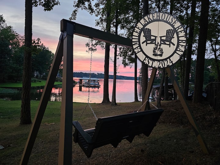 Familee Lakehouse Retreat
Pet Friendly W-hottub - Milledgeville, GA