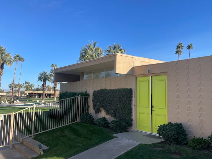Stylish Mid-century Sandpiper Condo - Rancho Mirage, CA