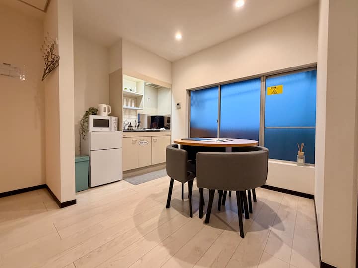 岡山駅から徒歩約13分/最大4名様まで宿泊可能/1階にカフェバー有り/専用駐車場1台 - Okayama, Japan