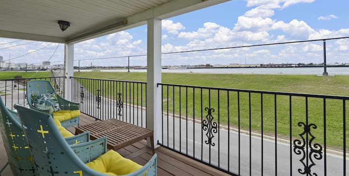 Riverfront 2br/2ba Balcony Condo By French Qtr - New Orleans, LA