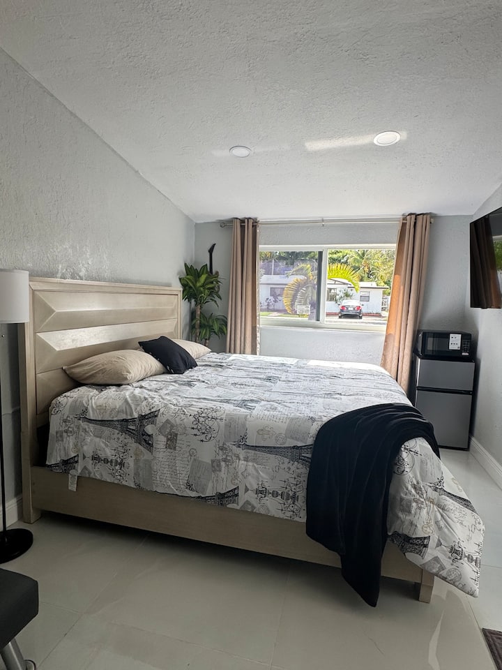 Private Chic Studio W/patio-king Bed-near Beach - Hollywood, FL