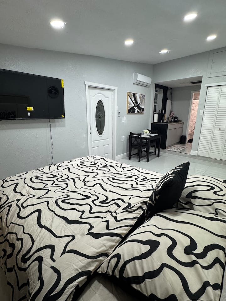 Charming Room With Patio Near Beaches & Casinos - Hollywood, FL