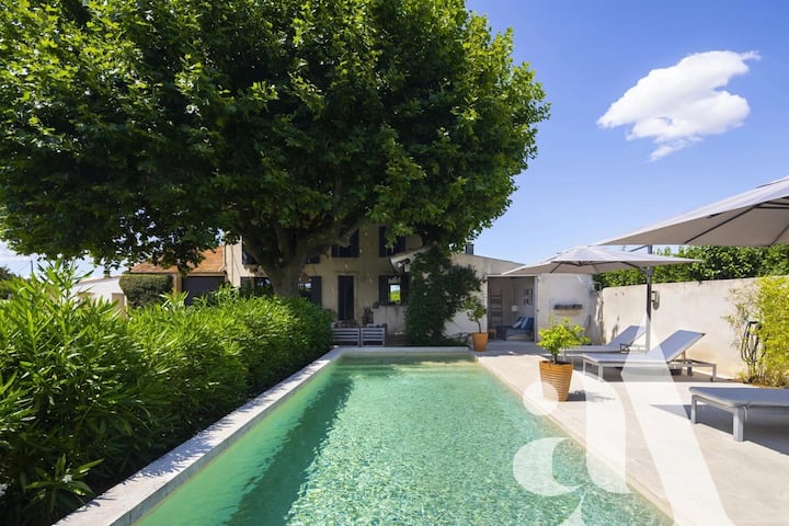 Provençal Mas Near Saint Remy Countryside. - 亞維農
