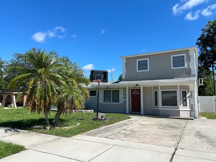 Quiet Pool Haven: 4br - 9 Ppl, W/ Nearby Beaches - Pinellas Park, FL