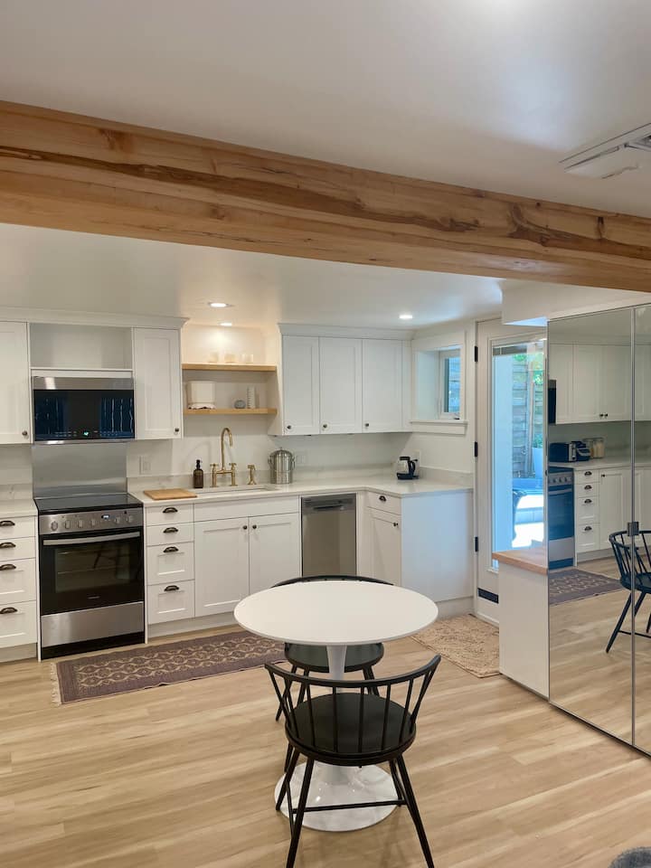 Suite Sandía: Studio Near Lake, Stadiums & City - Mercer Island, WA