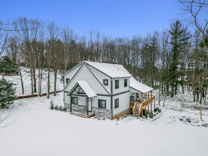 Luxury Family Ski Chalet
1 Mile From Wisp Resort - Deep Creek Lake, MD