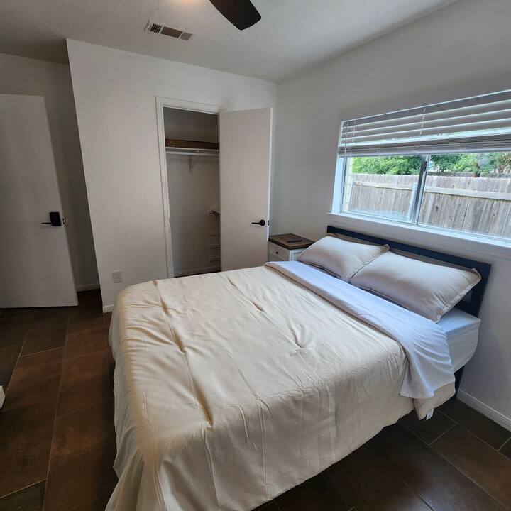 Comfy Corner In Quiet Neighborhood - Austin, TX