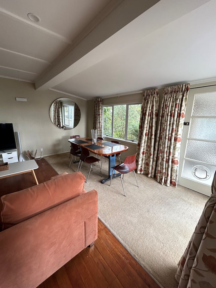 Rustic Howick Beach Cottage - Beachlands