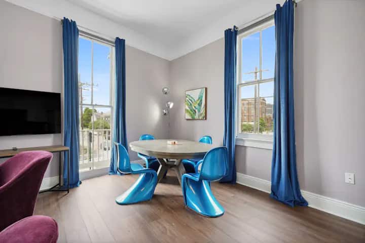 Chic Balcony Condo Near St. Charles & Superdome - New Orleans, LA