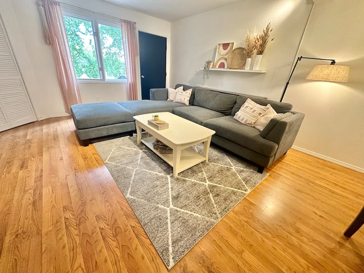 Private 2 Bedroom Townhouse With Backyard - Anchorage, AK