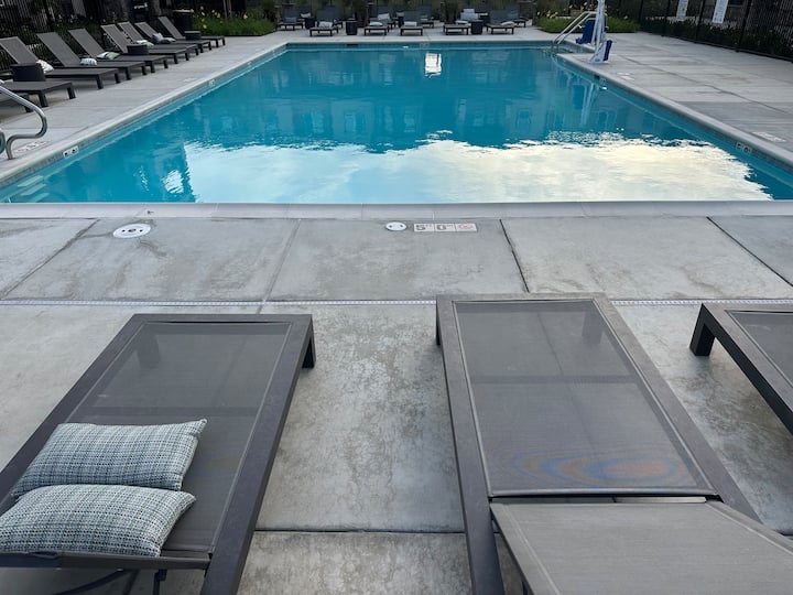 Luxury Rose Apartment - Brentwood, CA