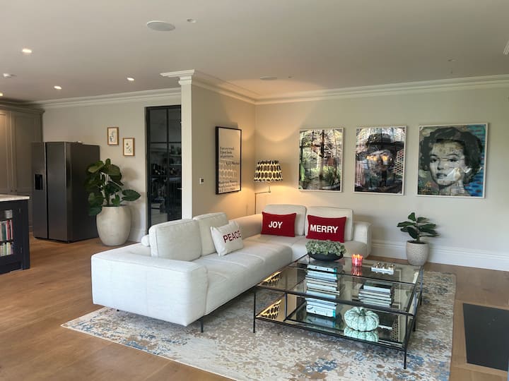 Beautiful 5-bed Home With Drive & Stunning Garden - Londres