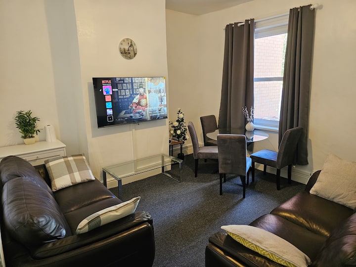 Convenient 3 Bed, Pr1 Near Uclan  N Train Station. - Preston