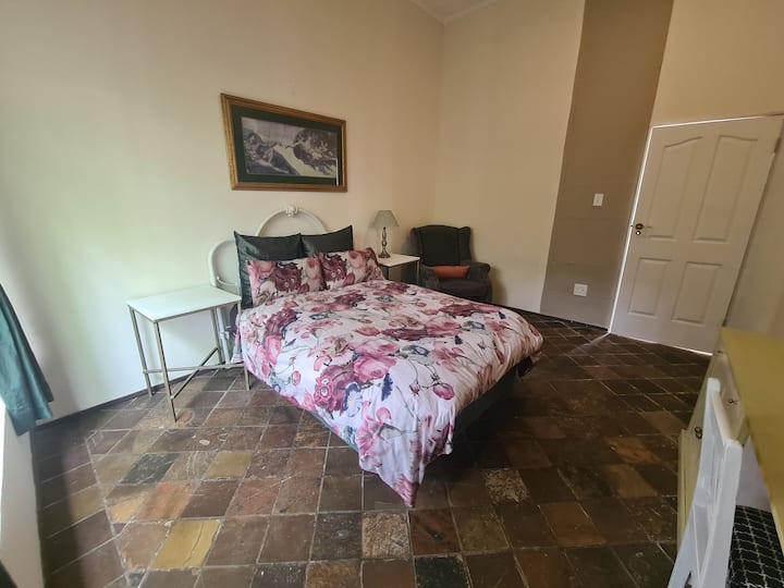 Cozy Room And Tree-veiw Serenity - Krugersdorp