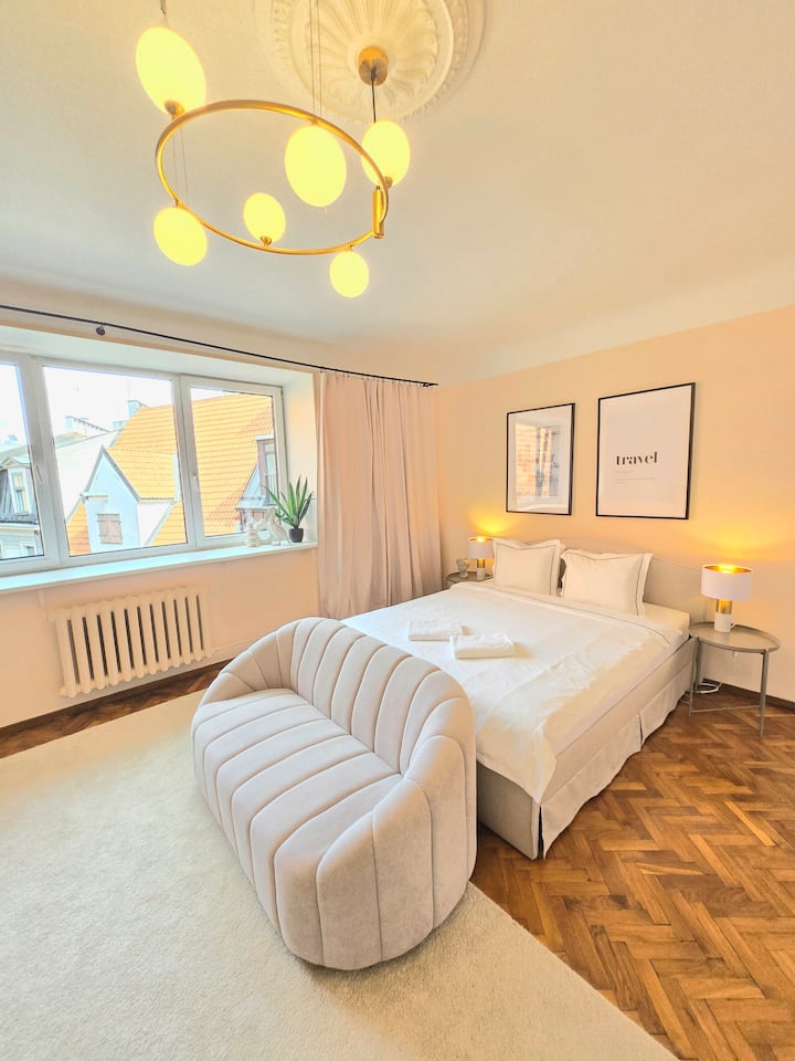 Large 2 Bd Next To St.peter's  Church With A View - Riga